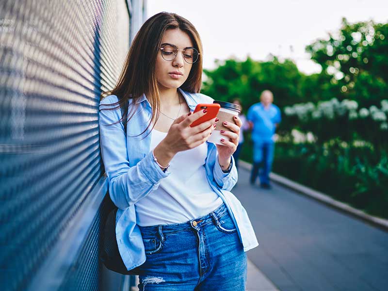 20 Texts to Send a Guy Who is Distant (When He Pulls Away)